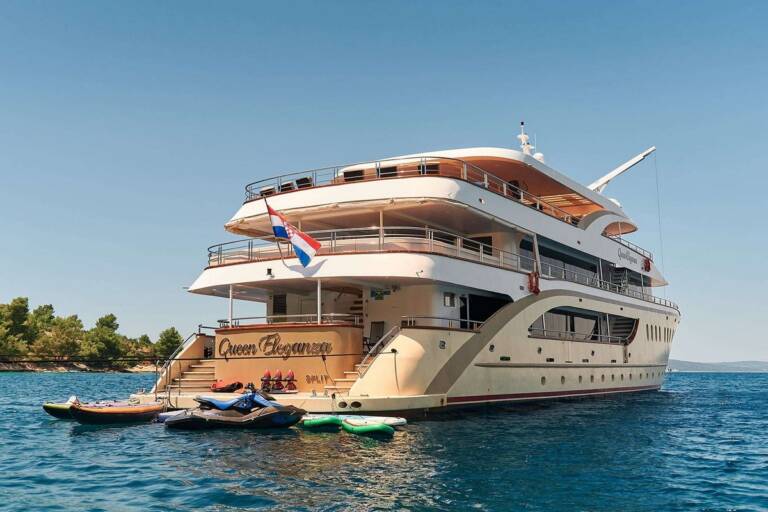 Queen Eleganza: Luxury Yacht Charter in Croatia for Groups